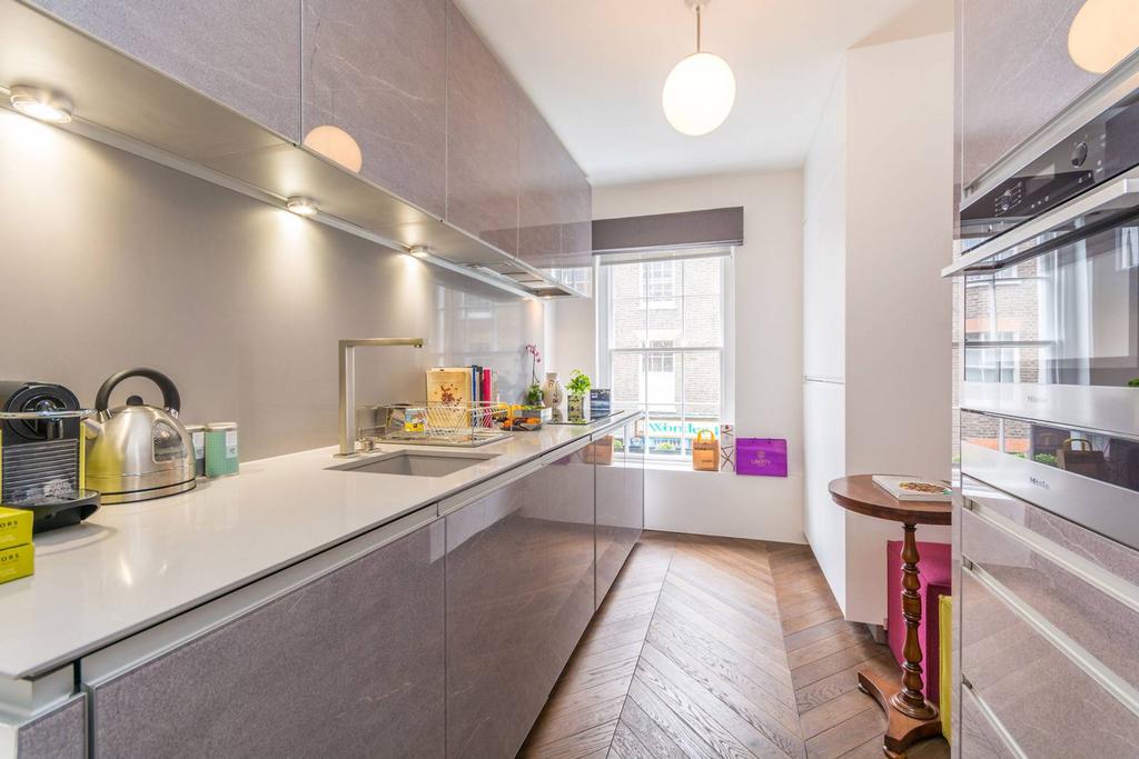 Whitfield Street, Fitzrovia, London, W1T 2 bed flat - £4,009 pcm (£925 pw)