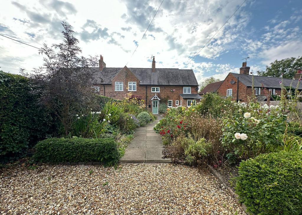The Square, Newton Harcourt, LE8 3 bed cottage - £1,500 pcm (£346 pw)