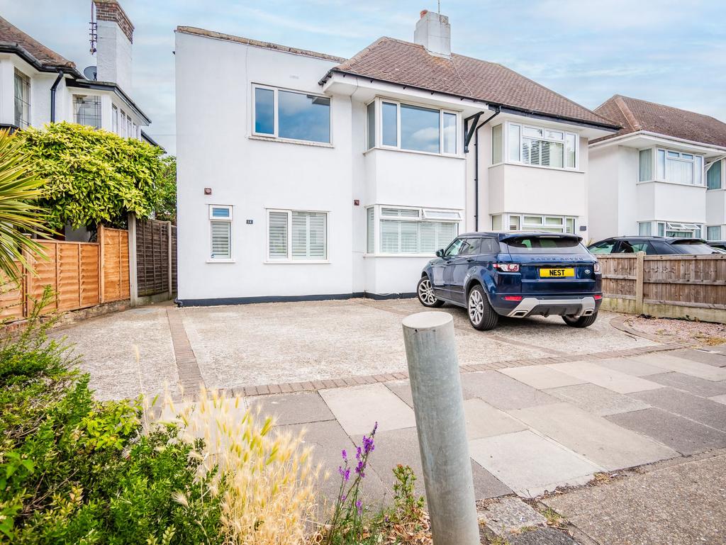 The Ridgeway, Westcliff-On-Sea SS0 2 bed flat - £300,000
