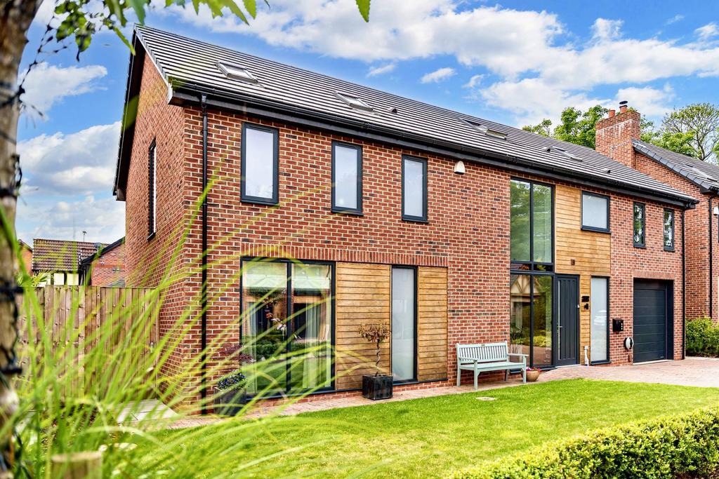 Culcheth Hall Drive, Culcheth, WA3 5 bed detached house for sale - £850,000