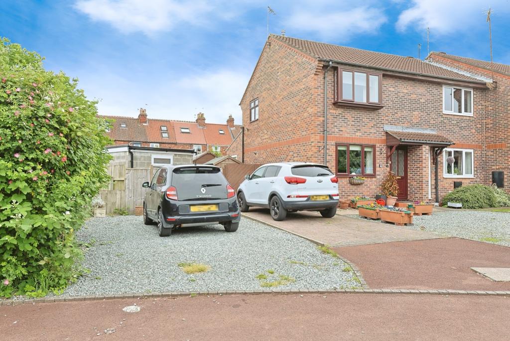 Smedley Close, Beverley, HU17 0QF 2 bed semi-detached house - £170,000