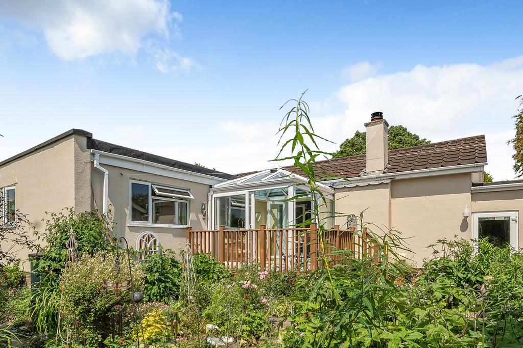 Coombe Close, Bovey Tracey 2 bed semi-detached bungalow - £365,000
