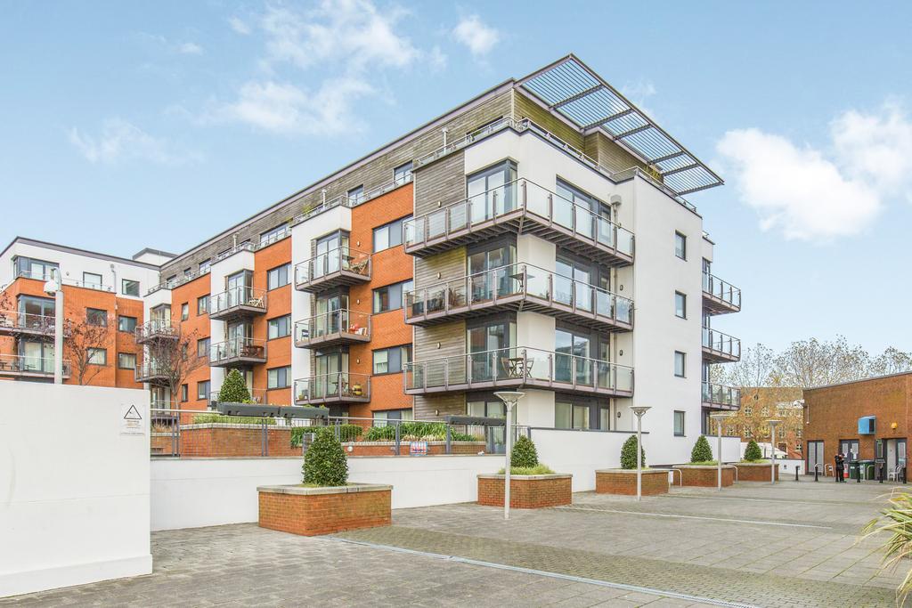 Mistral, Ocean Village, Southampton 2 bed apartment - £1,450 pcm (£335 pw)