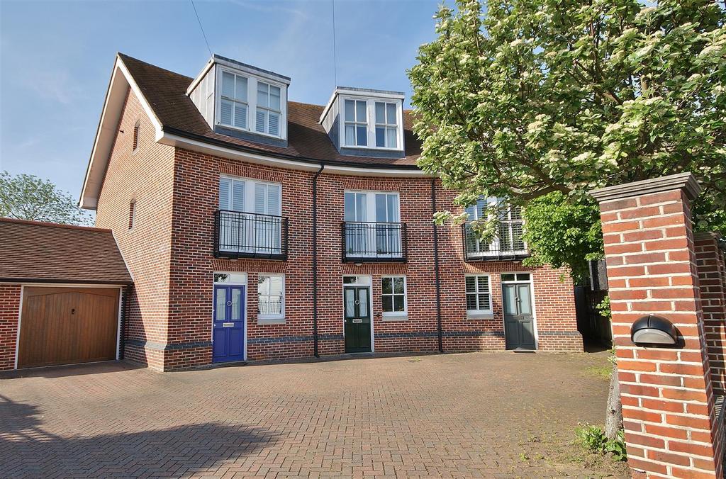 Russet House 2 Orchard Mews Oakdene... 4 bed detached house - £2,950 ...
