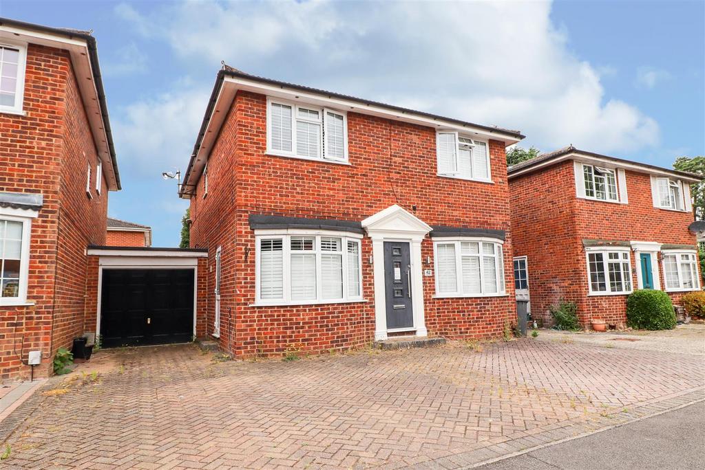 Tudor Way, Fleet GU52 4 bed link detached house for sale - £550,000