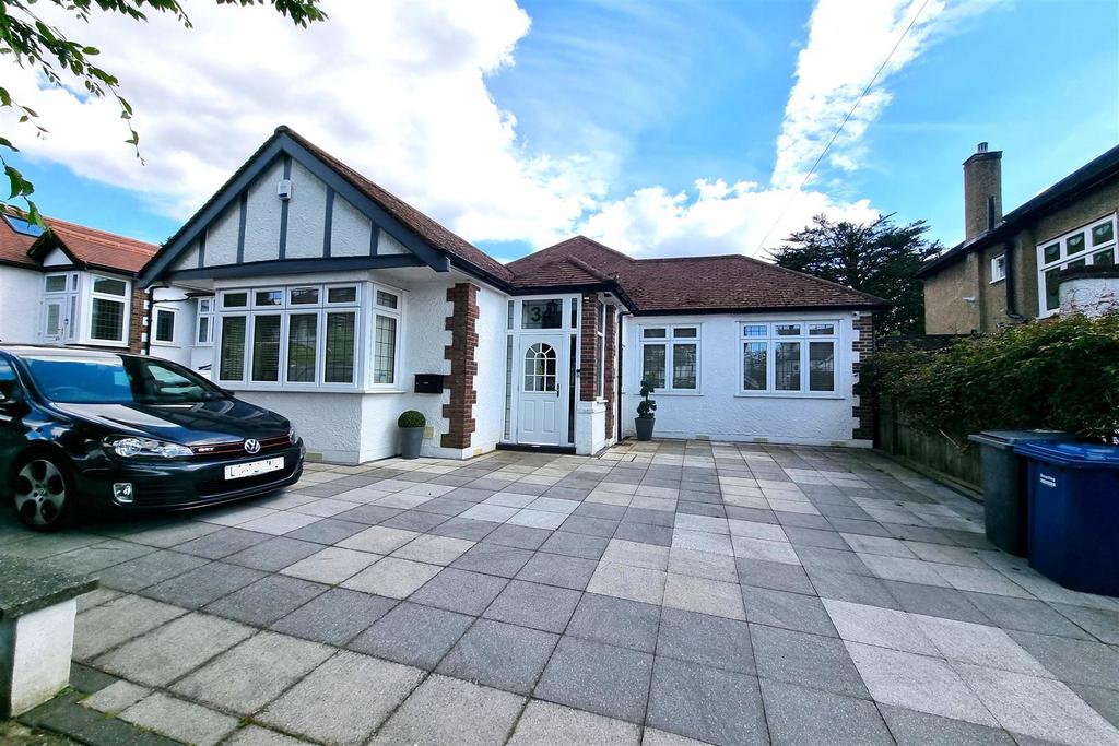 Ashurst Road, Cockfosters, EN4 3 bed detached bungalow - £999,995