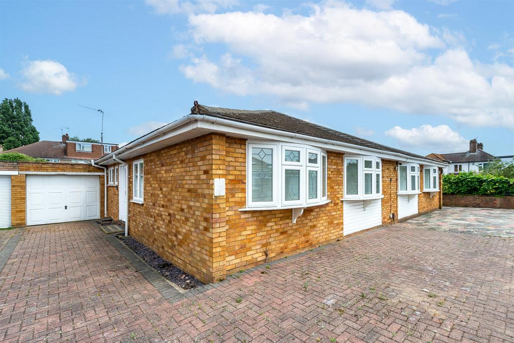 Chartwell Close, London SE9 3 bed semi-detached bungalow - £510,000