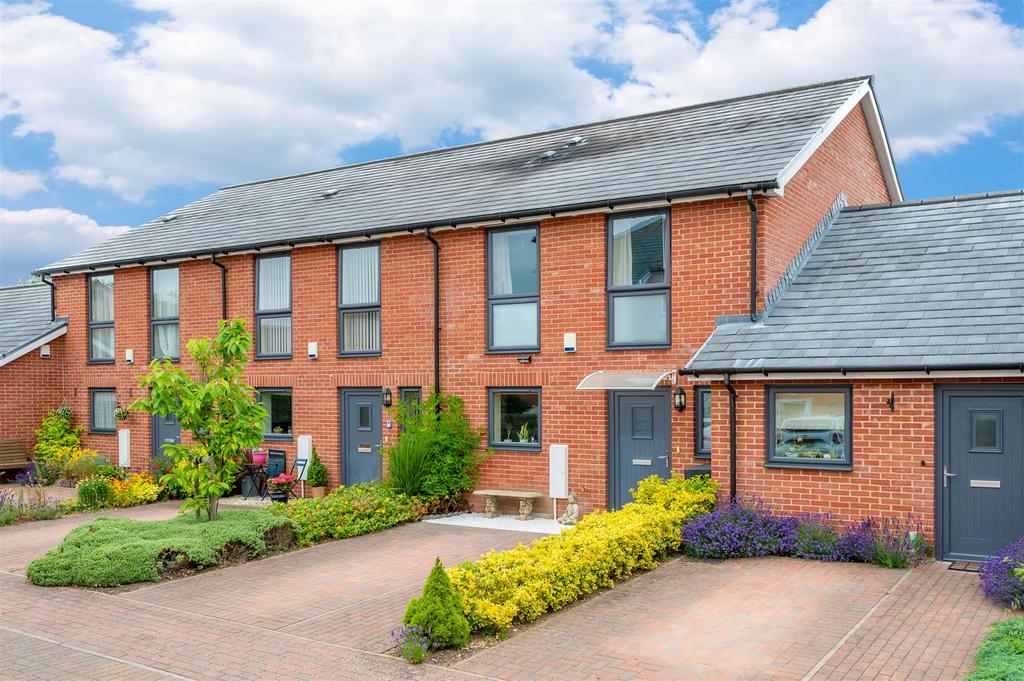 Fields Park Drive, Alcester B49 2 bed terraced house - £300,000