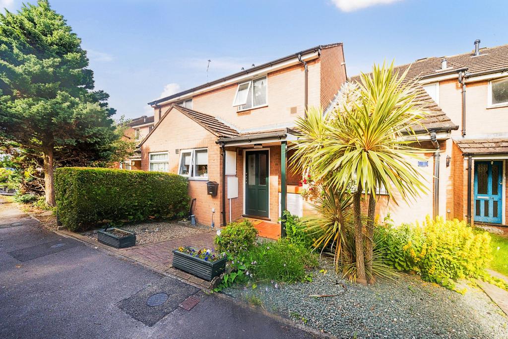 Lyttleton Square, Malvern WR14 2 bed terraced house - £210,000