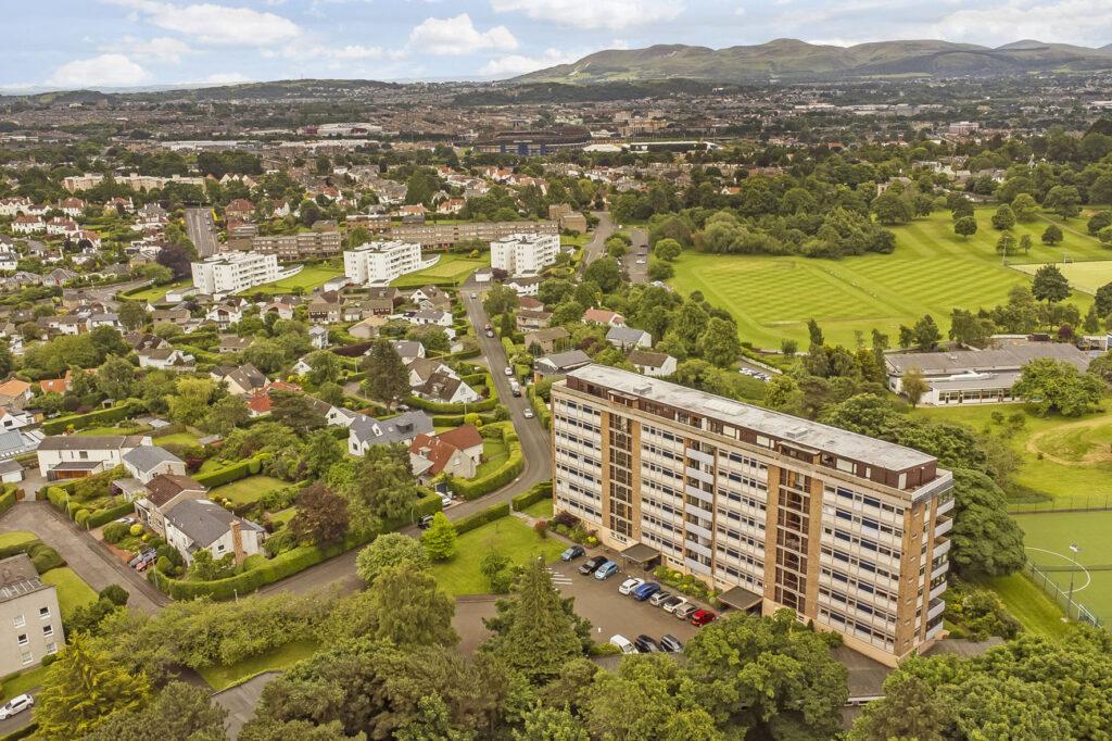 8 Ravelston Heights, Edinburgh EH4 3LX 3 bed flat - £300,000