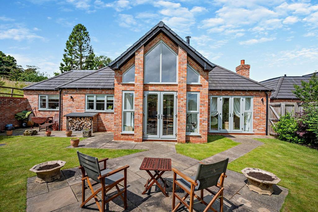 Astwood Lane, Redditch B96 2 bed detached bungalow - £575,000