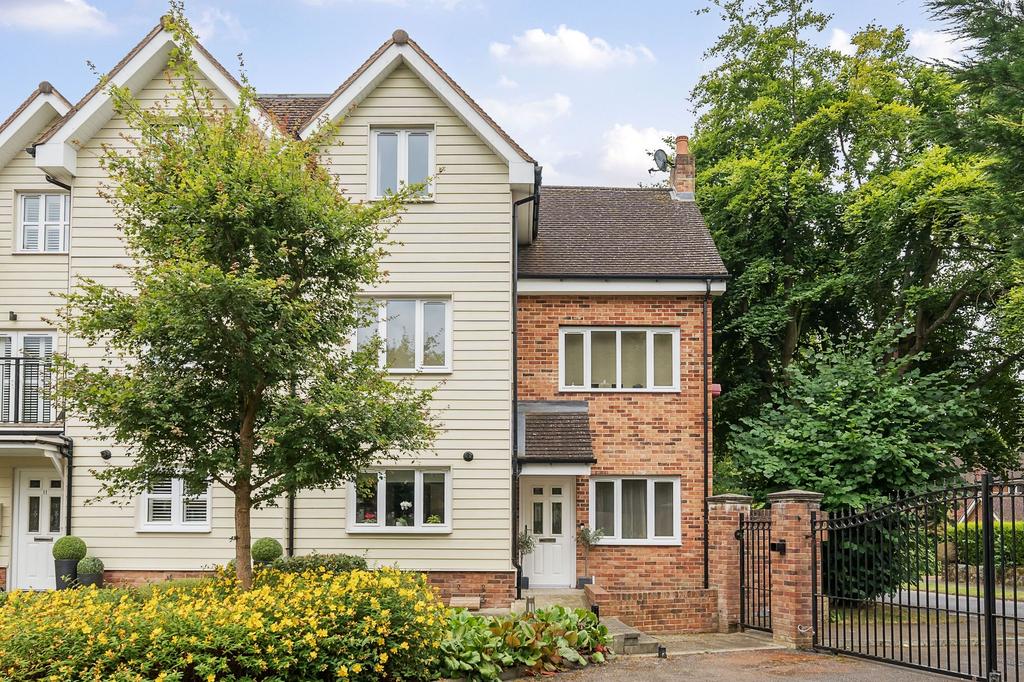 Springfield Park Road, Horsham, RH12 3 bed townhouse - £450,000