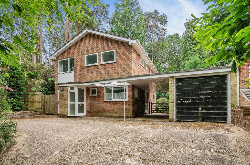 Cairn Close, Camberley 4 bed detached house - £600,000