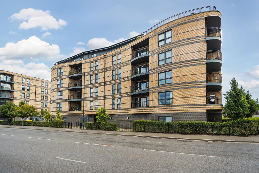 Slough, Berkshire, SL1 2 bed flat - £310,000