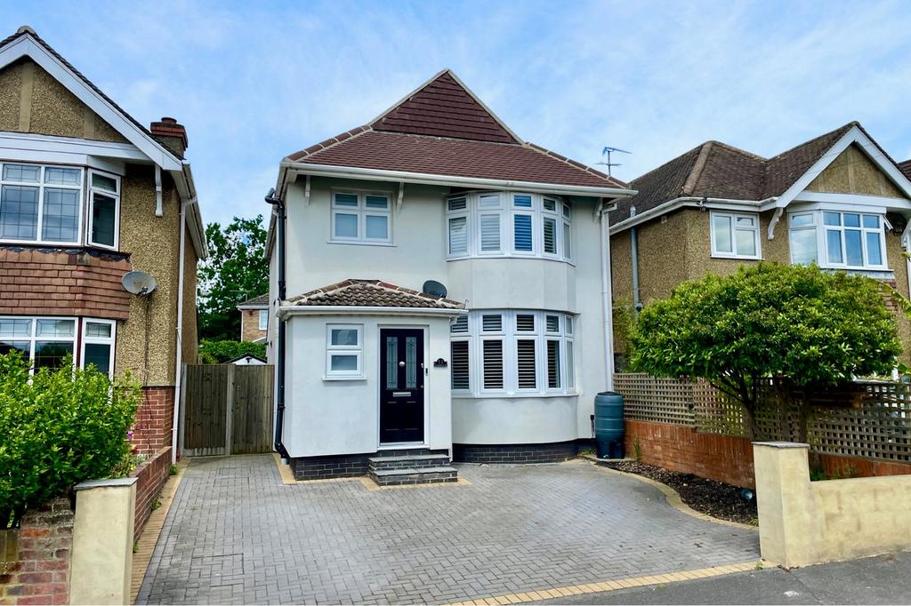 Orchard Road, FARNBOROUGH GU14 3 bed detached house - £525,000