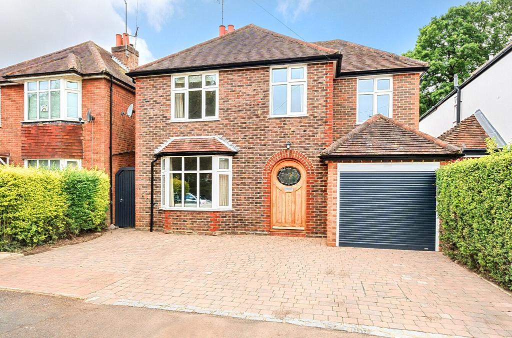 Russell Road, Surrey GU21 4 bed detached house - £950,000