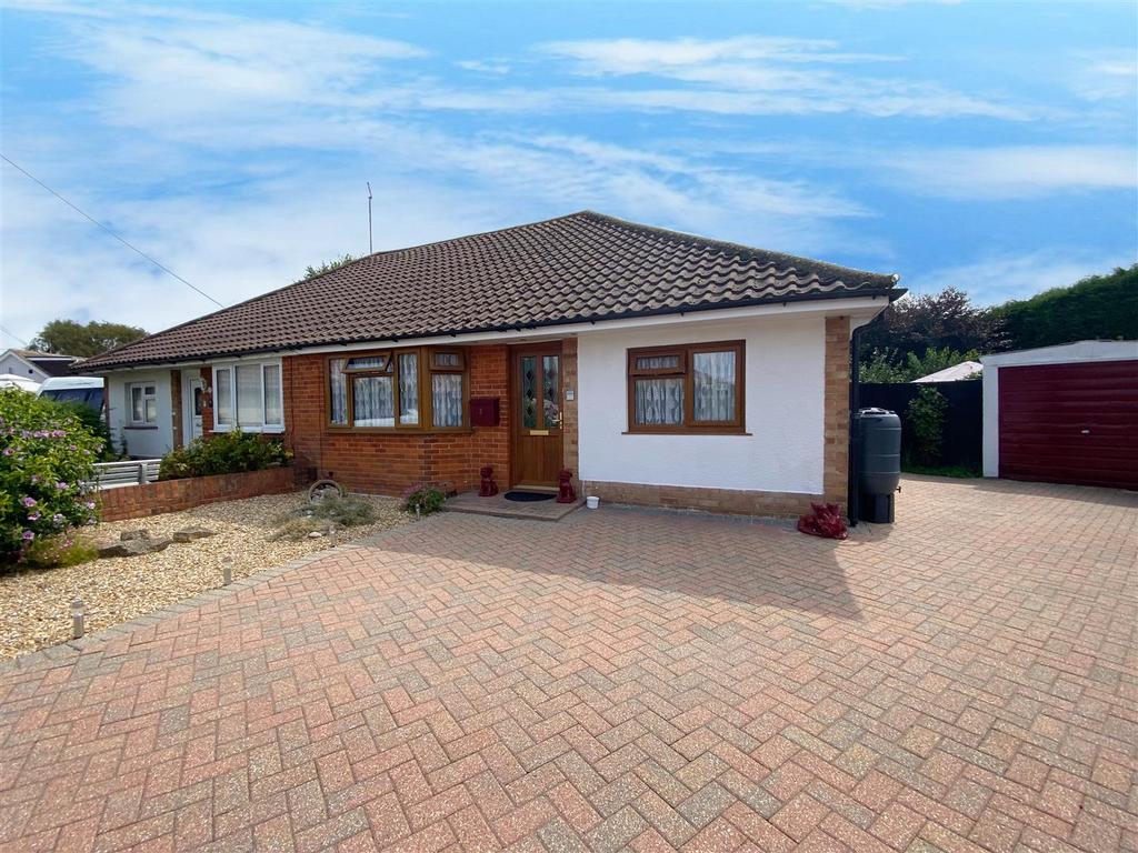 Muirfield Close, Worthing 2 bed semi-detached bungalow - £400,000