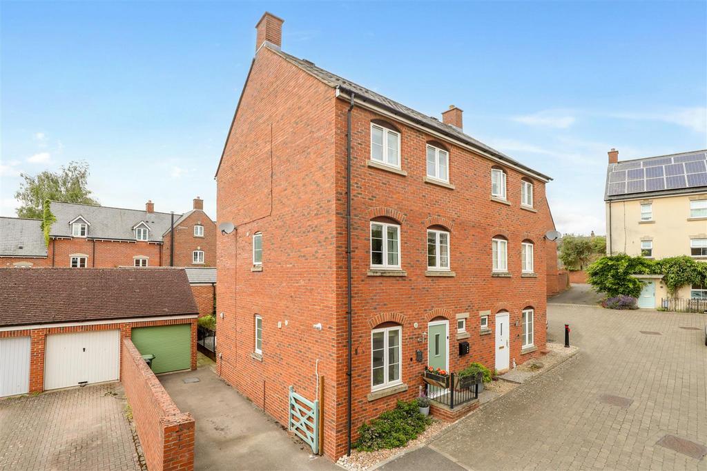 Home Orchard, Ebley, Stroud 4 bed semi-detached house - £380,000
