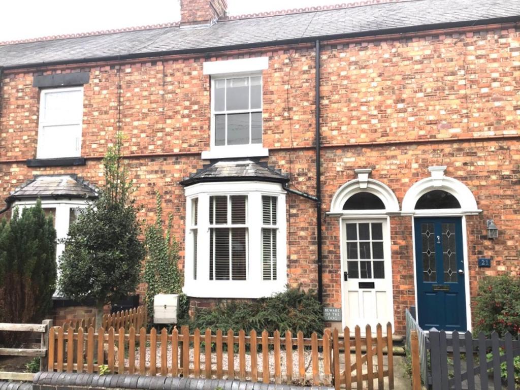 Marsh Lane, Nantwich CW5 2 bed terraced house - £950 pcm (£219 pw)