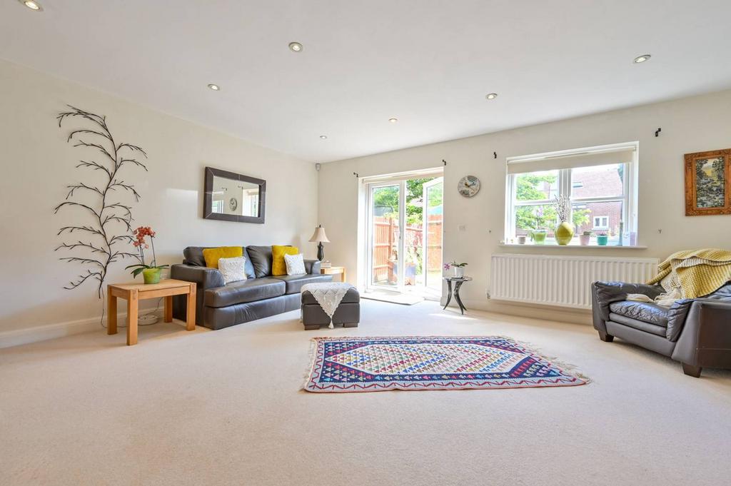 Robin Hood Road, St Johns, Woking, GU21 4 bed semi-detached house - £ ...
