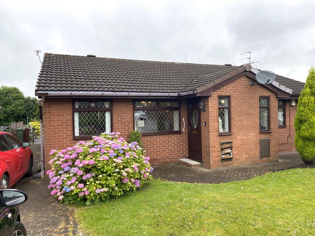 4 Monarch Close, Royton 2 bed semi-detached bungalow - £184,950