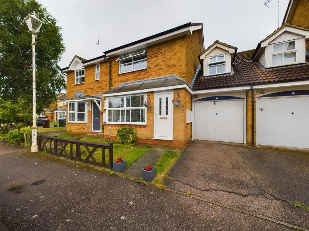Puffin Way, Aylesbury HP19 3 bed link detached house - £410,000