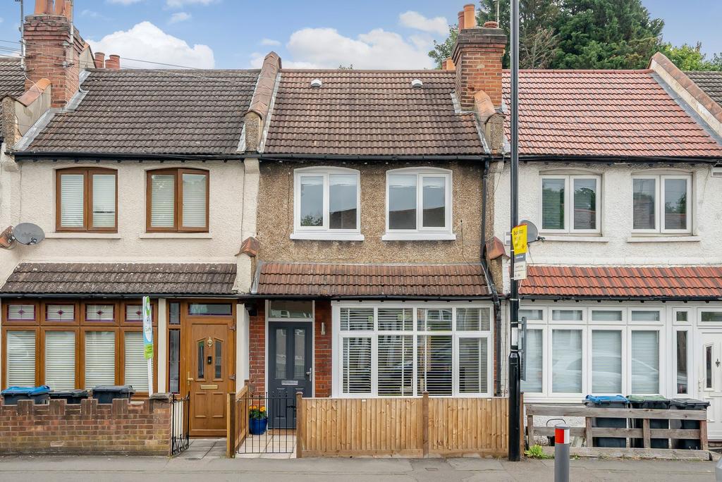 Chipstead Valley Road, Coulsdon CR5 3 bed terraced house - £425,000