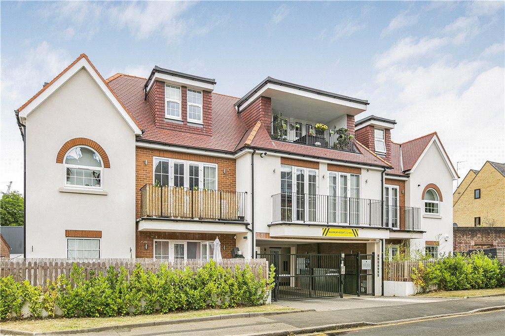 Drake Avenue, Staines-upon-Thames... 2 bed apartment - £350,000