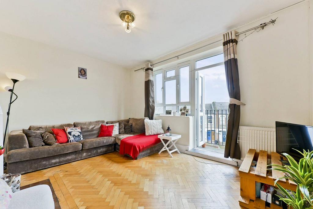 Gravenel Gardens, Tooting, London, SW17 3 bed flat - £2,400 pcm (£554 pw)