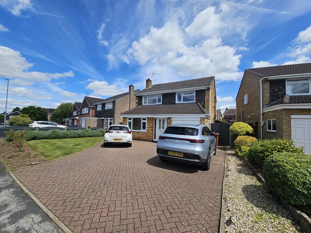 Brean Road, Stafford, ST17 4 bed detached house - £1,450 pcm (£335 pw)