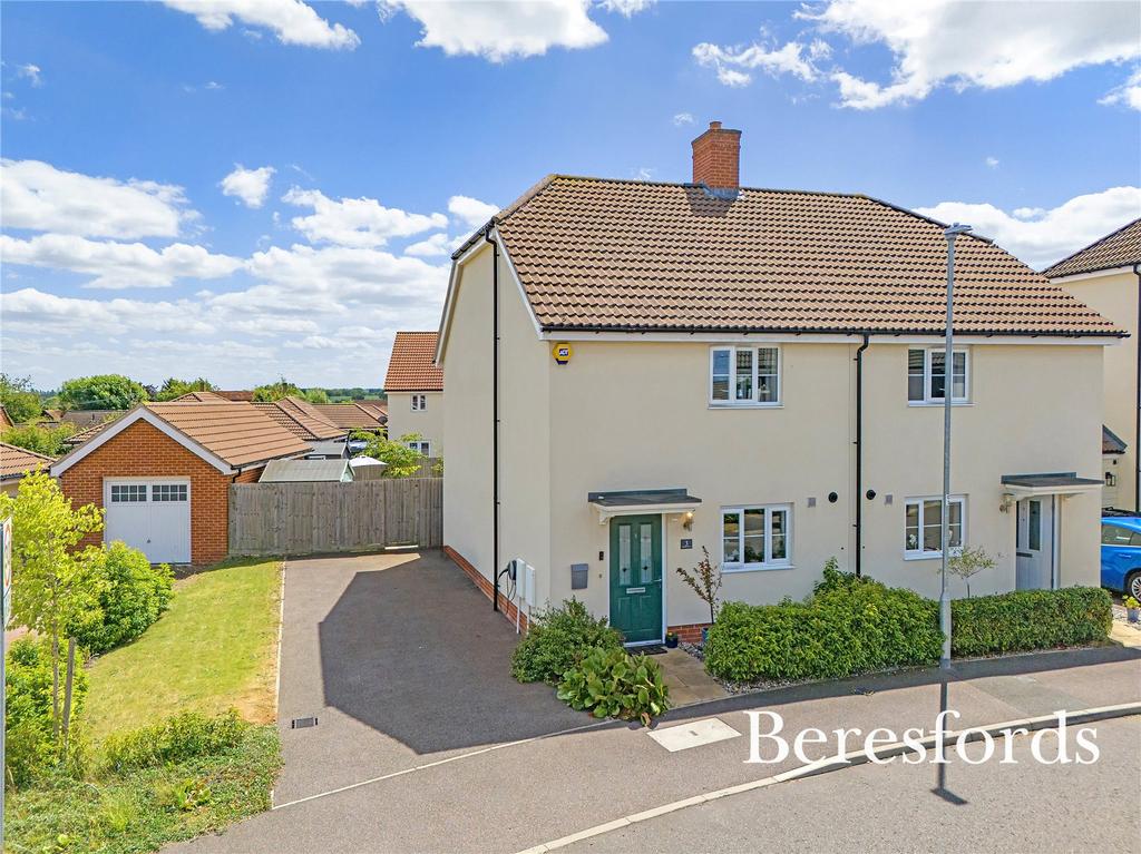 Hibbert Drive, Dunmow, CM6 3 bed semi-detached house - £420,000