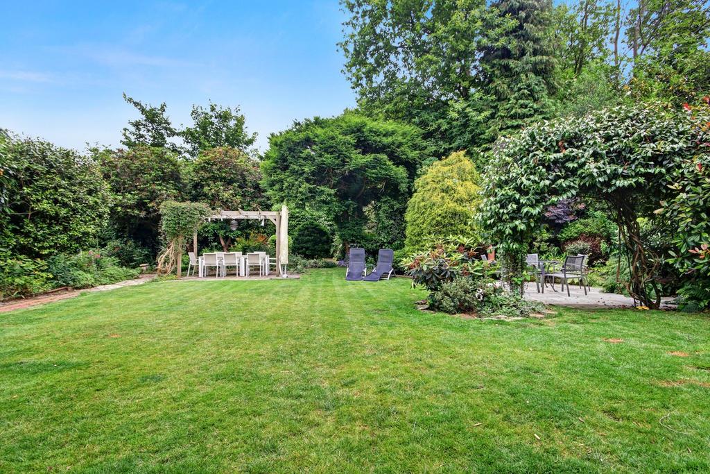 Rowplatt Lane, Felbridge, RH19 4 bed detached house for sale - £925,000