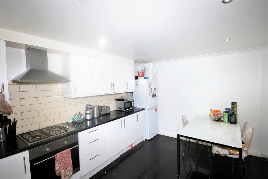 Caxton Grove, Bow, E3 2AX 4 bed maisonette - £4,000 pcm (£923 pw)