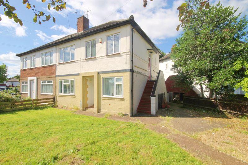 Crossmead Avenue, Greenford 2 bed apartment - £350,000