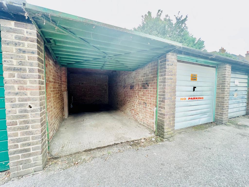 Waldronhyrst, Croydon Garage to rent - £100 pcm (£23 pw)