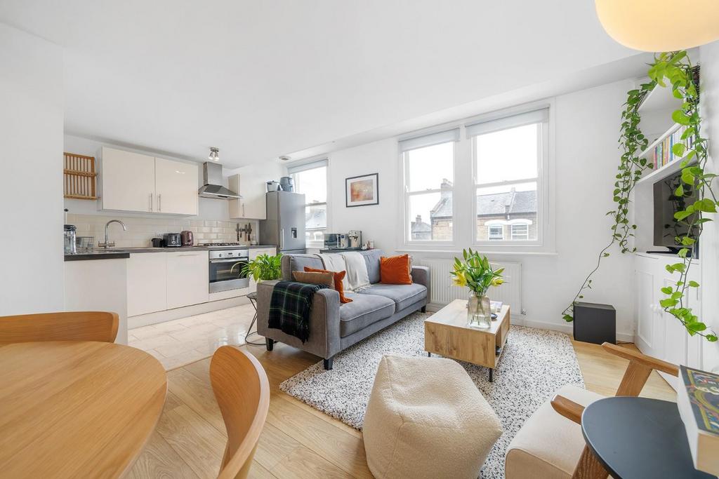 Saltoun Road, SW2 2 bed flat for sale - £520,000