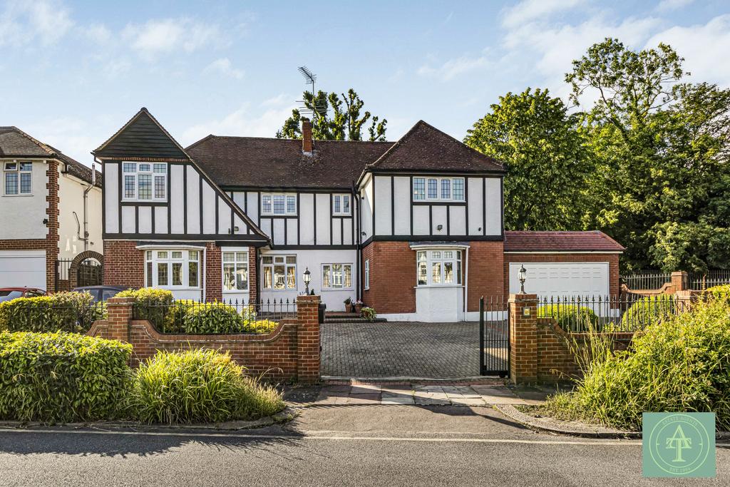Parkway, London, N14 6 bed detached house - £1,750,000