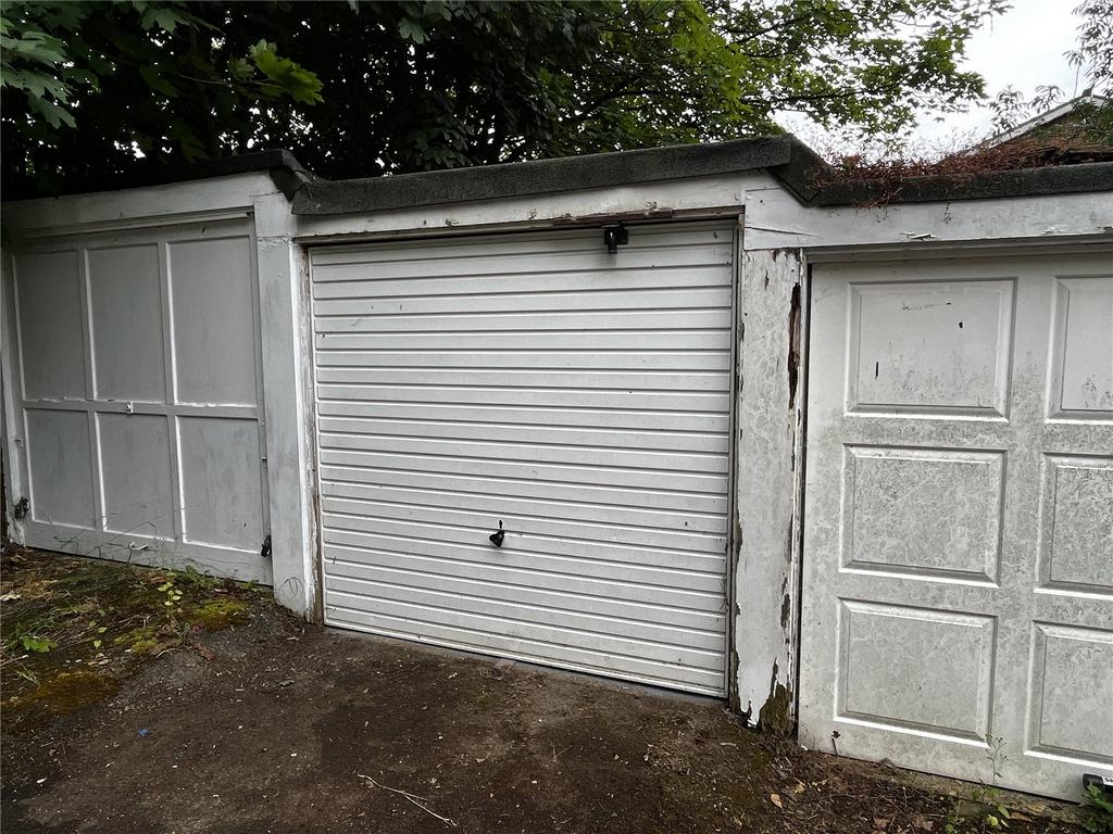 York Road, Barnet EN5 Garage - £30,000