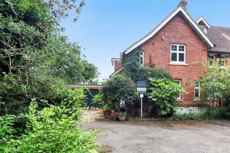 London Road, Windlesham GU20 4 bed house - £1,000,000