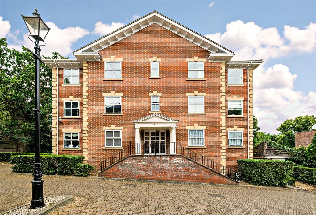 Malcolm Way, Wanstead 2 bed apartment for sale - £450,000