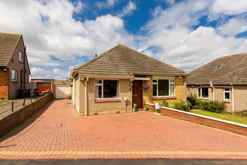 22 Leadervale Road, Liberton, EH16 6PA 3 bed detached bungalow - £500,000