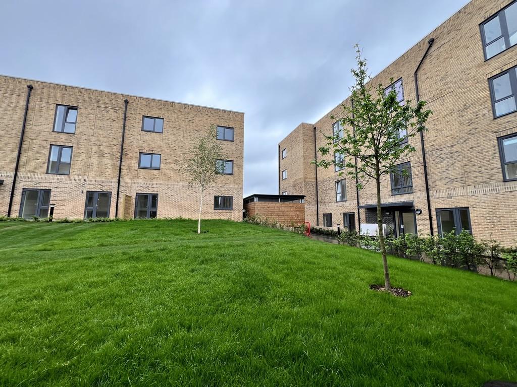 Springfield Place, Tooting SW17 2 bed apartment - £2,275 pcm (£525 pw)