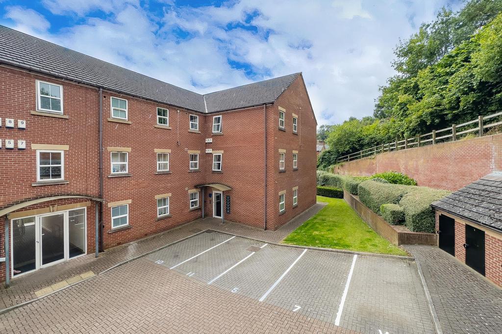 Pullman Court, Leeds, LS27 1 bed apartment - £115,000