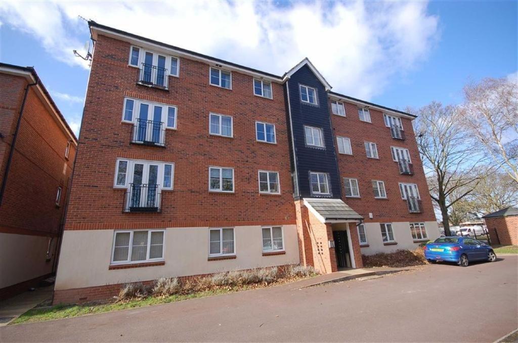 Stavely Way, Gamston, Nottingham... 2 bed flat - £900 pcm (£208 pw)