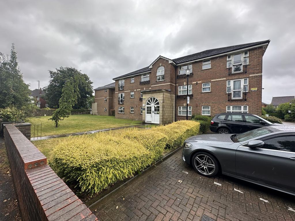 Page Street, NW7 2 bed flat - £1,700 pcm (£392 pw)