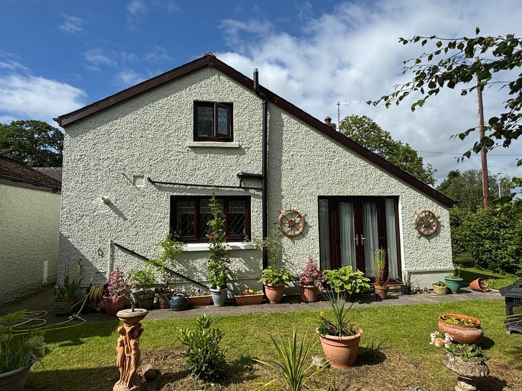 Cwmann, Lampeter, SA48 2 bed detached house - £274,500