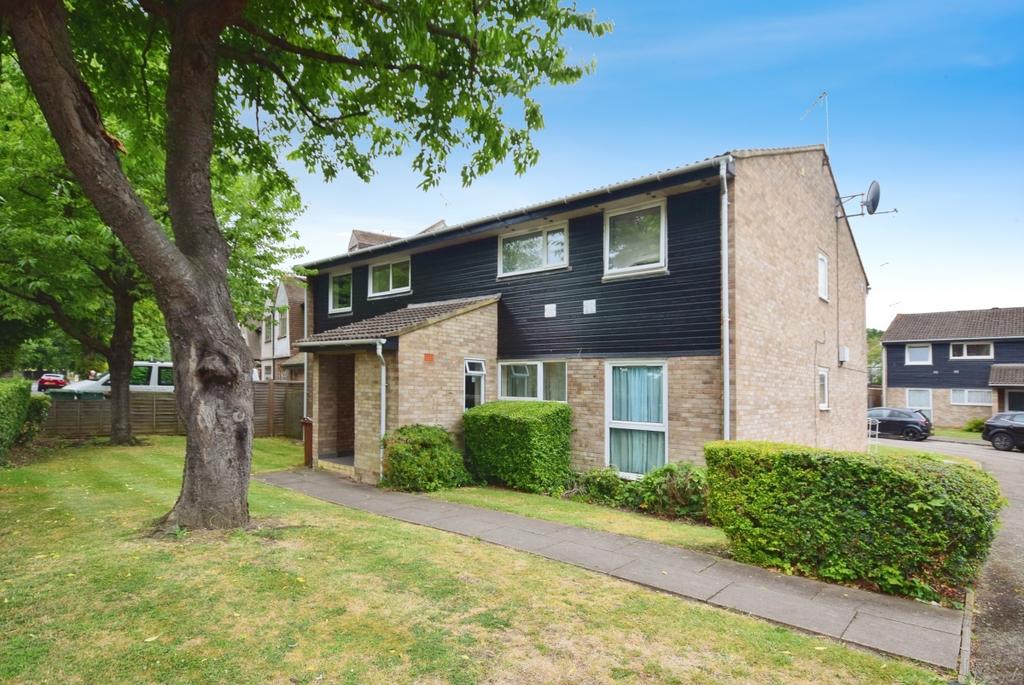 Hove Gardens Sutton SM1 2 bed apartment - £1,750 pcm (£404 pw)