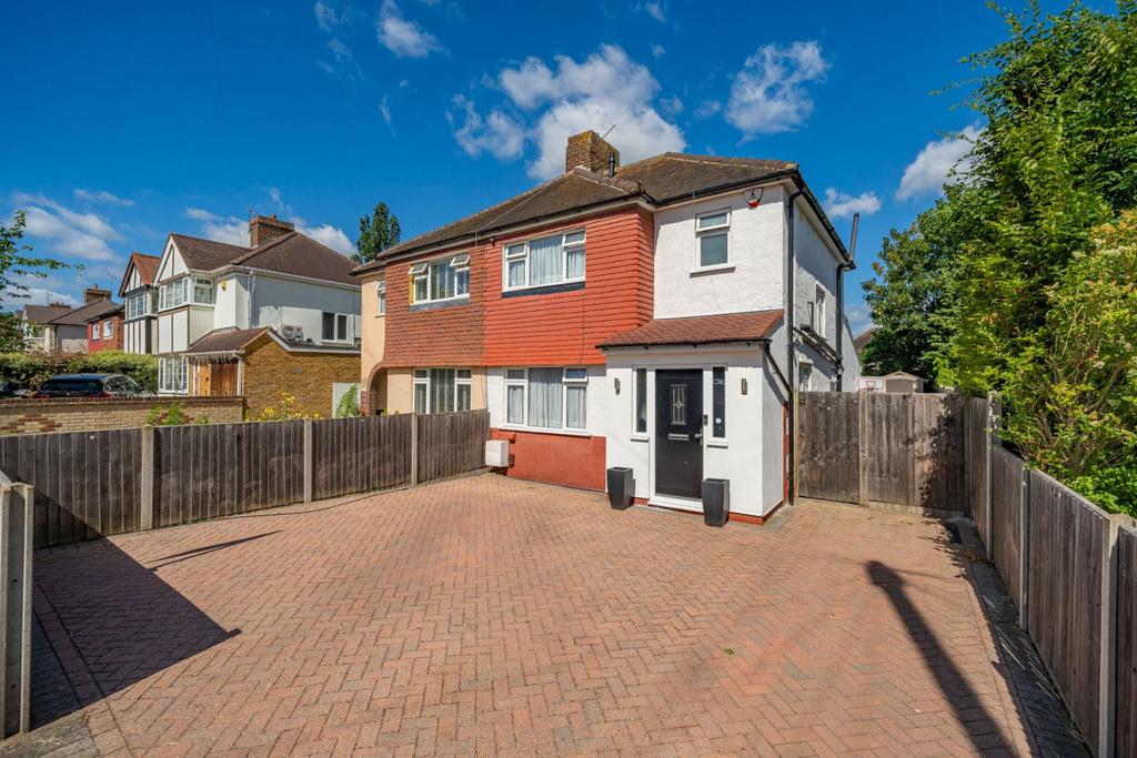 Warren Road, Addlestone KT15 3 bed semi-detached house for sale - £550,000