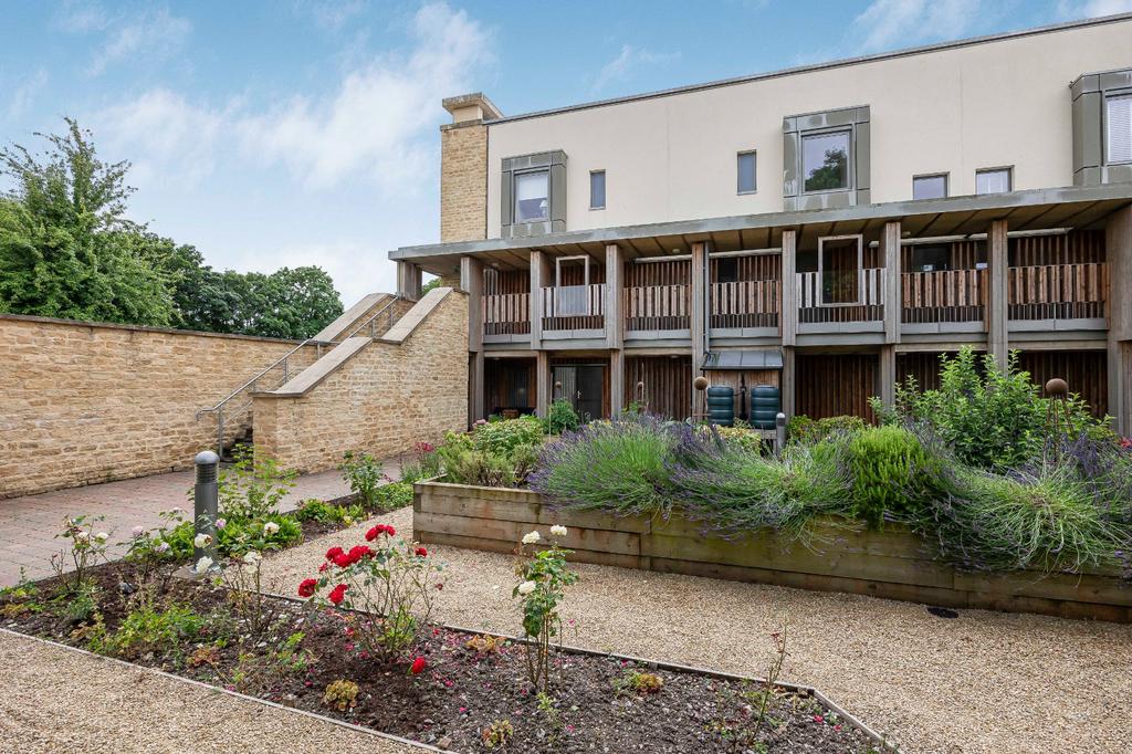 Cirencester Road, Tetbury... 2 bed apartment - £290,000