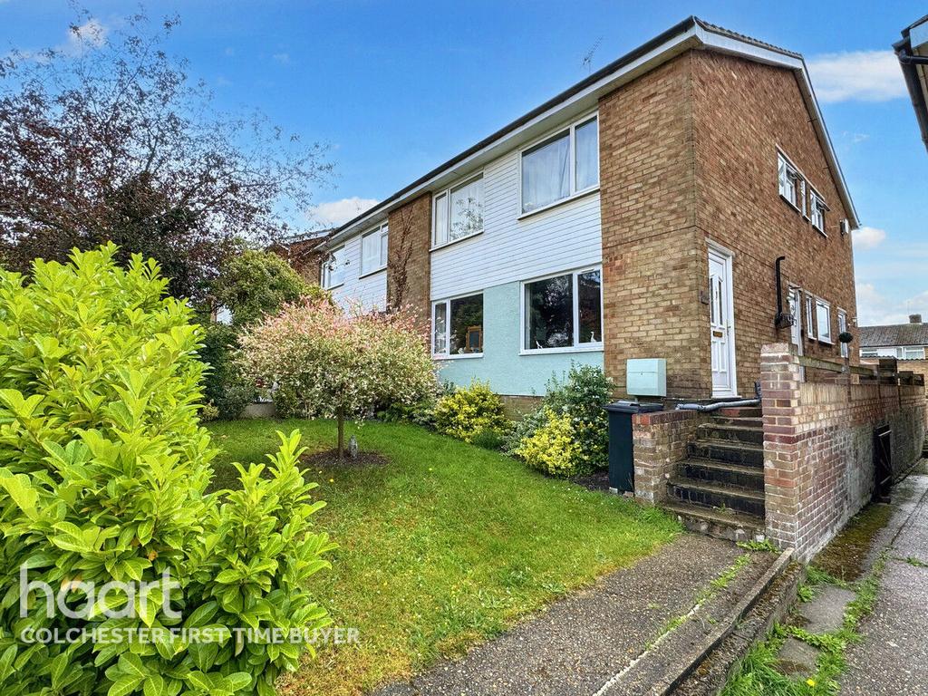 Suffolk Close, COLCHESTER 2 bed maisonette - £210,000